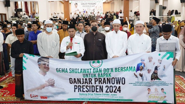 Ulama-Habib di Condet Doakan Ganjar Pranowo Jadi Presiden 2024 | kumparan.com