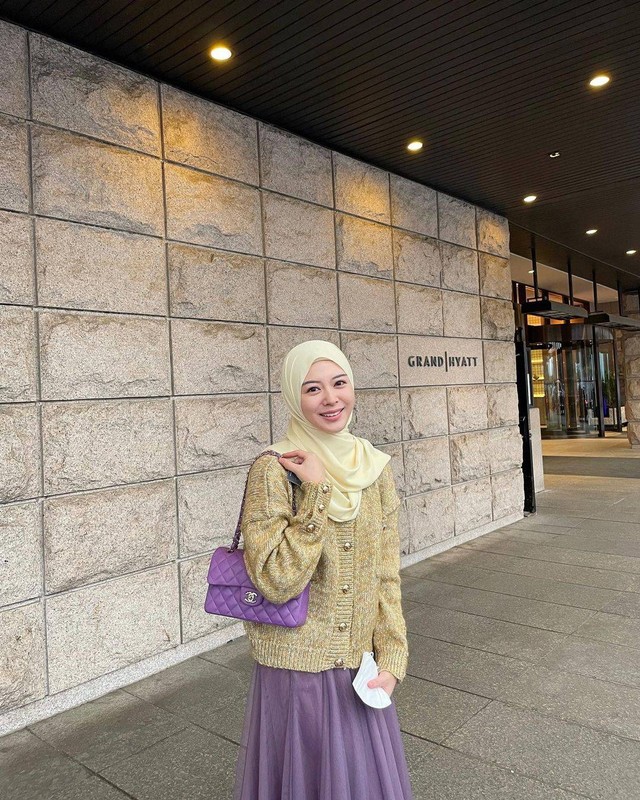 Ini 7 Referensi Outfit Hijab untuk Hangout ala Ayana Moon, Simpel dan Stylish | kumparan.com