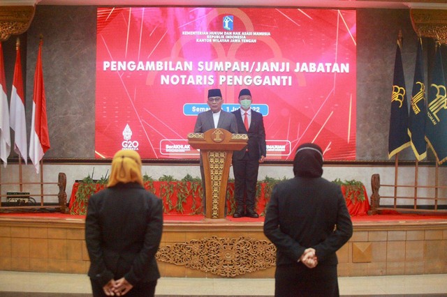 Kakanwil Lantik dan Ambil Sumpah Dua Notaris Pengganti | kumparan.com