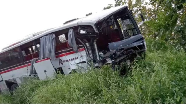 Dugaan Penyebab Tabrakan Bus Primajasa dan Truk Ayam di Tol Cipali KM 93 | kumparan.com