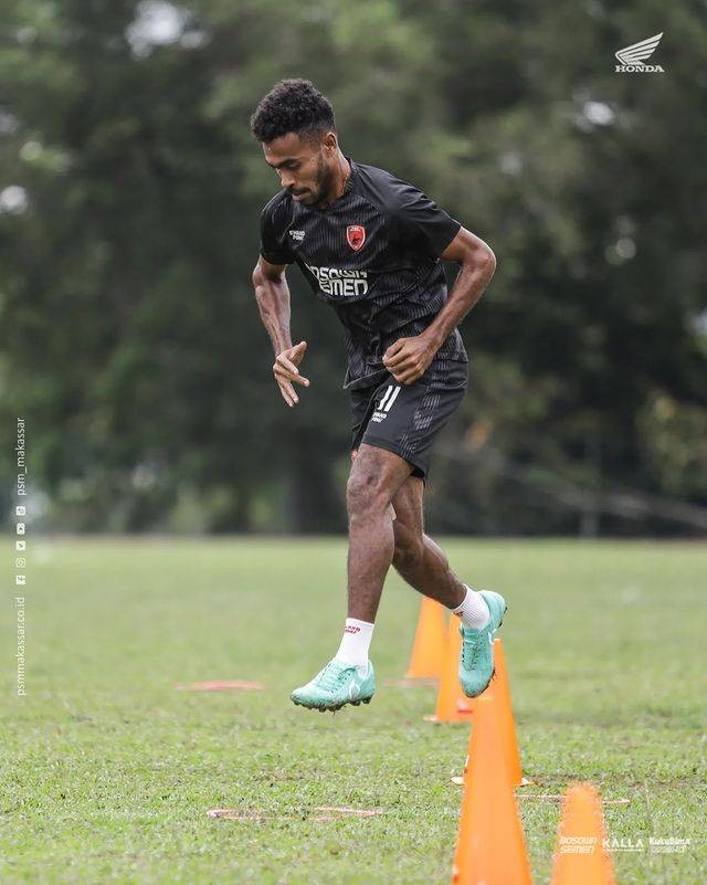 Pemicu Yance Sayuri Tendang Bola ke Ball Boy hingga Dikartu Merah ...