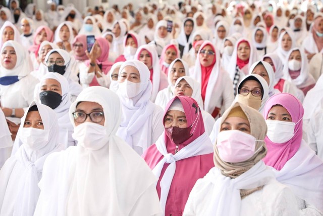 Kompak Bergamis Putih, Ribuan Emak-emak Jabodetabek Doakan Ganjar Presiden 2024 | kumparan.com