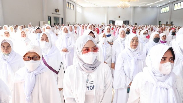 Kompak Bergamis Putih, Ribuan Emak-emak Jabodetabek Doakan Ganjar Presiden 2024 | kumparan.com