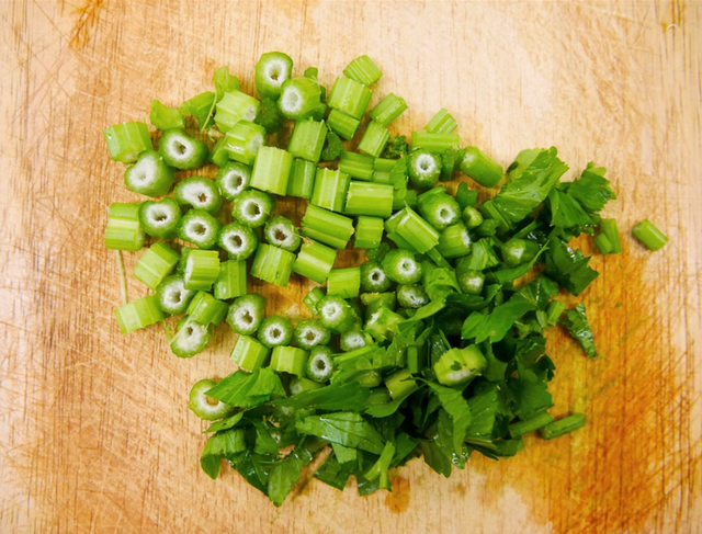 Cara Menanam Seledri di Rumah yang Mudah agar Cepat Tumbuh | kumparan.com