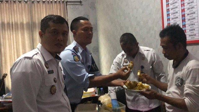 Petugas Lapas Narkotika Samarinda Gagalkan Penyelundupan Gulai Daging ... Petugas Lapas Narkotika Samarinda Gagalkan Penyelundupan Gulai Daging ...