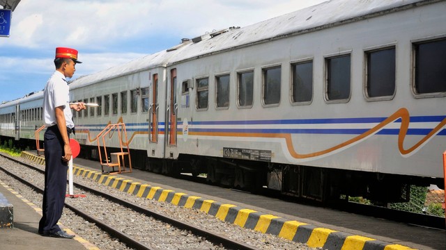 Arti Filosofis Seragam Pengatur Perjalanan Kereta Api: Pet Merah hingga ...