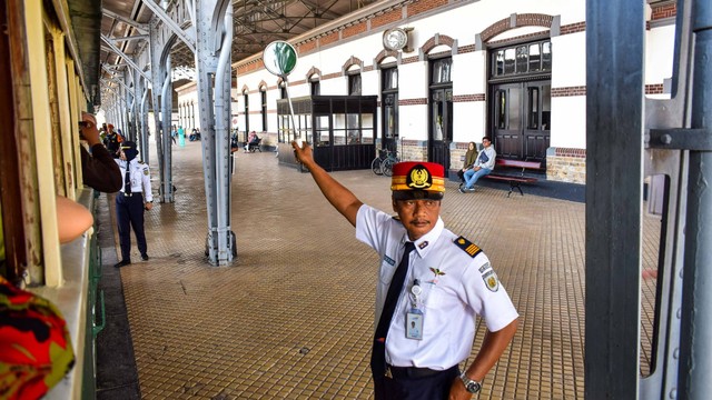 Arti Filosofis Seragam Pengatur Perjalanan Kereta Api: Pet Merah hingga ...