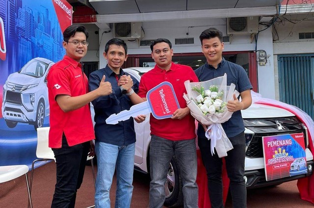 Pemilik Outlet Pulsa di Kota Sorong Dapat Hadiah Mobil dari Telkomsel ...