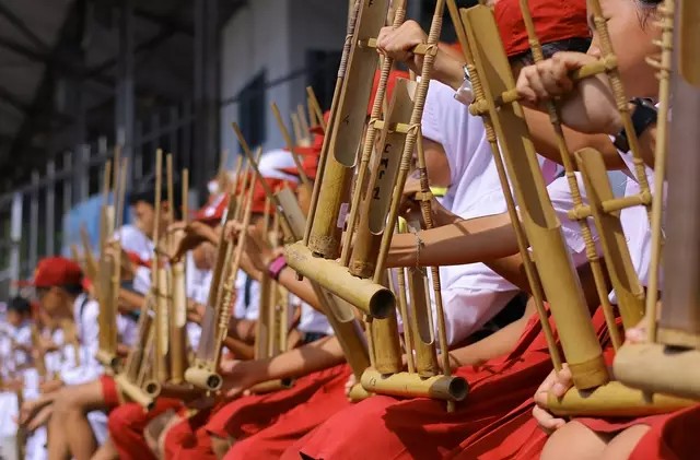 3 Cara Memainkan Angklung yang Mudah Dipraktikkan bagi Pemula ...