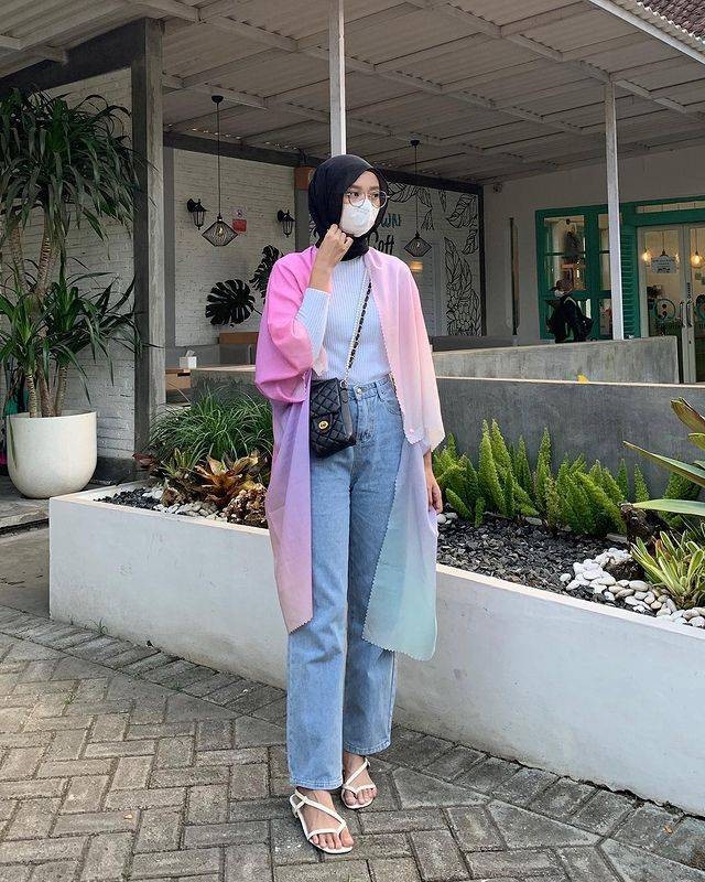 Feminin dan Simpel dengan Style Outfit Outer Scarf untuk Hijabers | kumparan.com