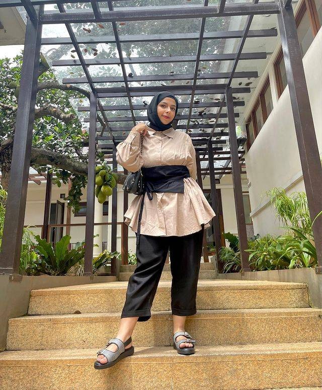 3 Ide Outfit Ngampus ala Dilla Jaidi, Tampak Simpel dan Sopan ...