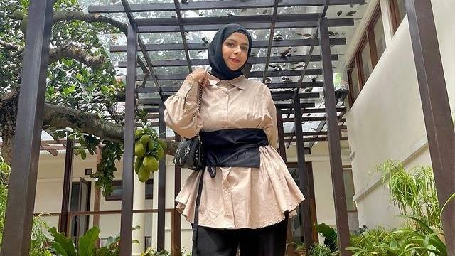 3 Ide Outfit Ngampus ala Dilla Jaidi, Tampak Simpel dan Sopan ...