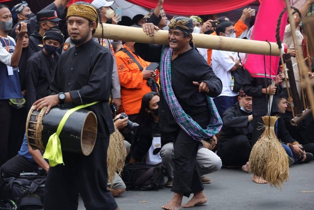 Melihat Upacara Adat Seren Taun di Cigugur, Kabupaten Kuningan ...