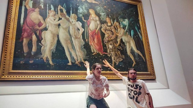 Foto: Aktivis Italia Tempelkan Tangan pada Lukisan Botticelli di Museum ...