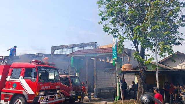 Gudang Bahan Kimia di Sidoarjo Terbakar, 5 Mobil Damkar Dikerahkan Padamkan Api | kumparan.com