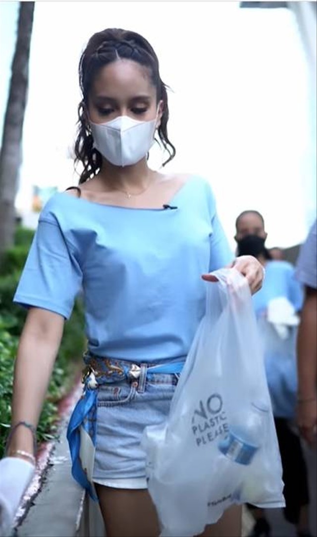 Tampilan Cinta Laura saat Pungut Sampah di Citayam Fashion Week | kumparan.com