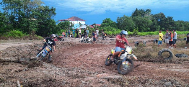 Didukung TNI, Komunitas Trabas Sintang Bangun Sirkuit Latihan Motocross ...