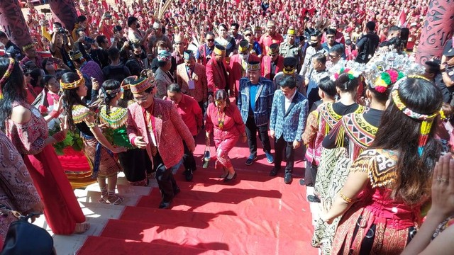 Foto: Kemeriahan Pekan Gawai Dayak Sintang | kumparan.com