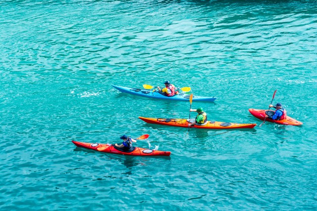 6 Rekomendasi Tempat Bermain Kayak di Indonesia | kumparan.com