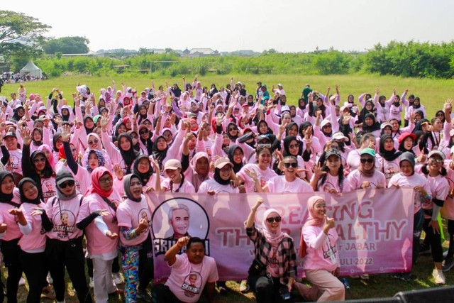 Seribu Perempuan Karawang Gabung Srikandi Jabar, Dukung Ganjar Presiden 2024 | kumparan.com