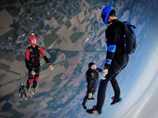 5 Tempat Main Skydiving di Indonesia yang Memacu Adrenalin | kumparan.com