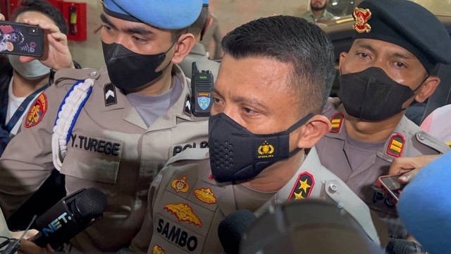 Irjen Ferdy Sambo Muncul di Bareskrim, Dikawal Ketat Provos | kumparan.com