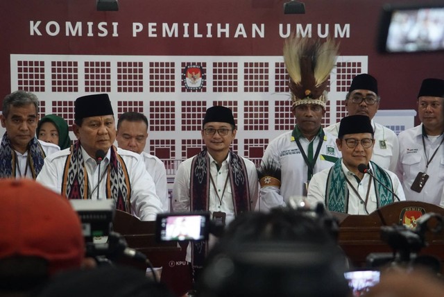 Melihat Kekompakan Prabowo-Cak Imin Saat Daftar Pemilu 2024 ke KPU | kumparan.com