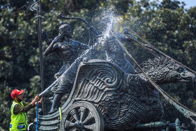 Foto: Perawatan Patung Kuda Arjuna Wijaya | kumparan.com