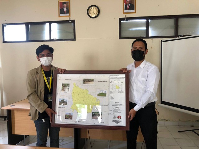 KKN-PPM UGM Unit YO-042 Menyerahkan Beberapa Peta kepada Kalurahan ...