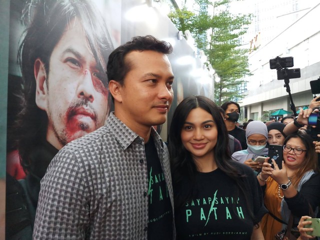 Nicholas Saputra Sempat Gugup Pegang Senjata di Film Sayap-sayap Patah | kumparan.com
