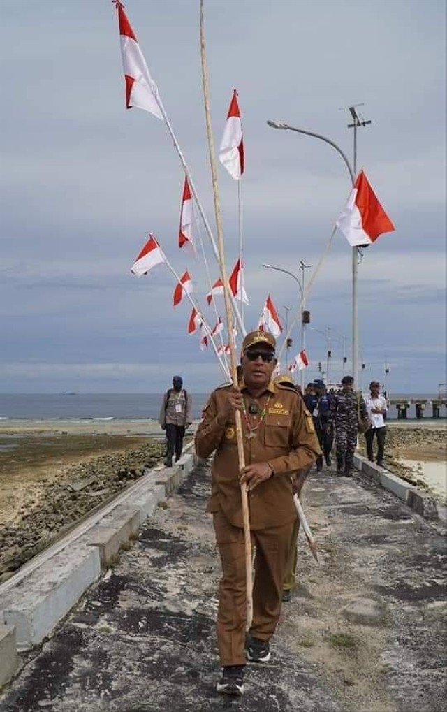 Pj Gubernur Bentangkan 77 Meter Bendera Merah Putih di Pulau Terluar ...
