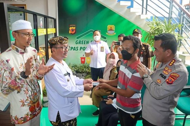 Bikin SIM di Polresta Cirebon Bisa Pakai Sampah Plastik | kumparan.com