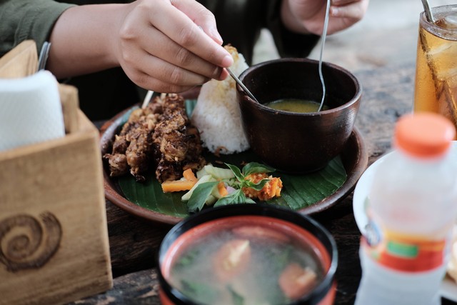 5 Rekomendasi Rumah Makan Saung di Sentul yang Lezat | kumparan.com