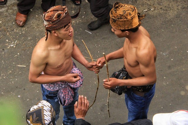 Galeri Foto: Tradisi Ojung Suku Tengger pada Puncak Yadnya Karo di Desa Ngadas | kumparan.com