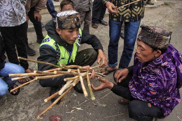 Galeri Foto: Tradisi Ojung Suku Tengger pada Puncak Yadnya Karo di Desa ...