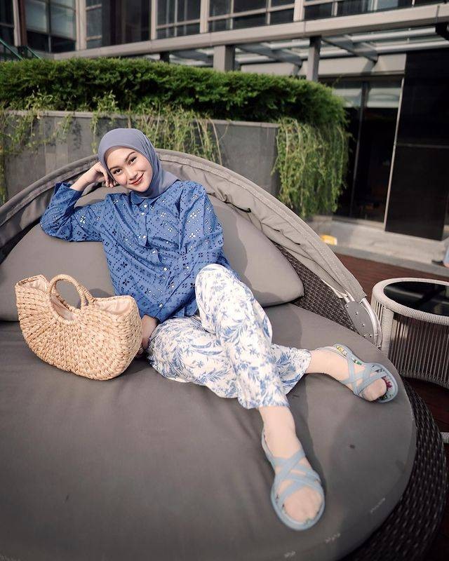 5 Potret Padu Padan Outfit Pattern ala Selebgram Indah Nada Puspita | kumparan.com