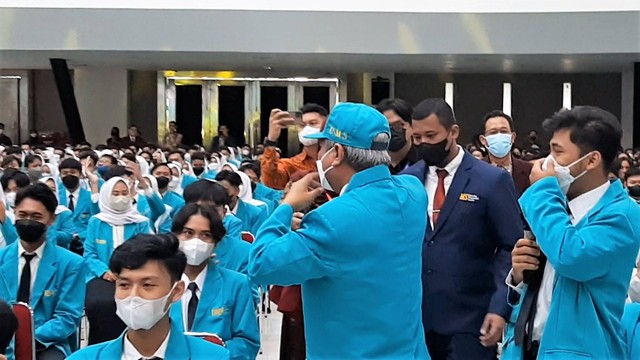 Penyamarannya Terbongkar, Rektor UMS Solo Hadiahi Sepeda kepada ...