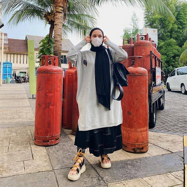 Modis dan Kekinian, Ini 7 Style Outfit Hijab Pakai Rok ala Nissa Chair ...