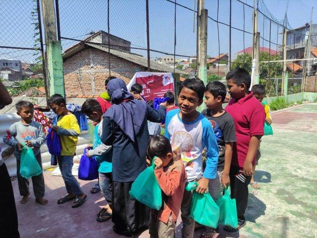 Yatim Mandiri Semarang Rayakan HUT RI Ke-77 Bersama 50 Anak Yatim dan Dhuafa | kumparan.com