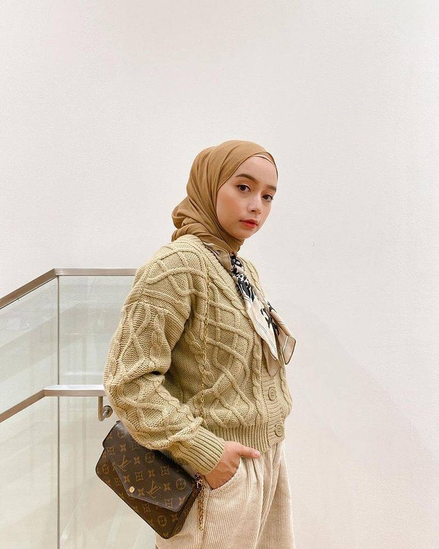 7 Inspirasi Outfit Hijab Nuansa Earth Tone ala Selebgram Joyagh | kumparan.com