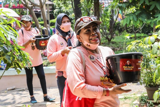 Penuhi Kebutuhan Warga, Relawan Mak Ganjar Bagikan 1.500 Pohon Cabai di Jaktim | kumparan.com