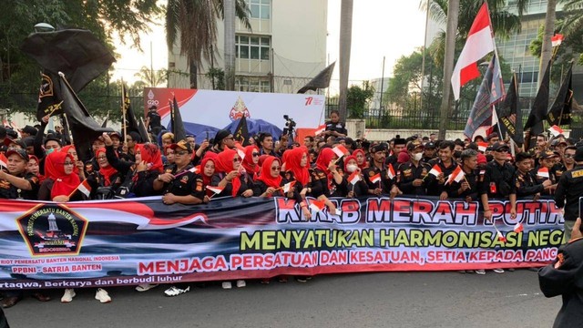 Jokowi Lepas Kirab Merah Putih, Bendera Sepanjang 1.700 M Diarak ke ...