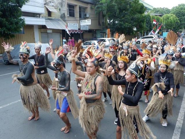 Keseruan Karnaval di Malang yang Angkat Adat Papua | kumparan.com