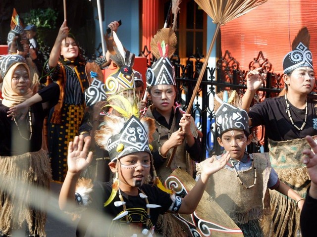 Keseruan Karnaval di Malang yang Angkat Adat Papua | kumparan.com