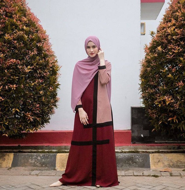 Kalem dan Elegan, Ini 5 Inspirasi Warna Jilbab untuk Outfit Merah ...