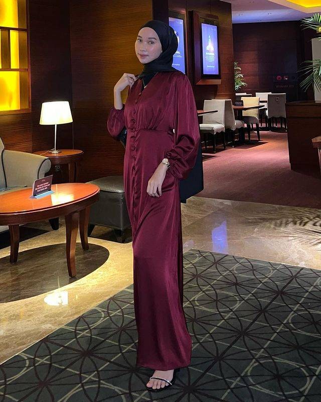 Kalem dan Elegan, Ini 5 Inspirasi Warna Jilbab untuk Outfit Merah ...