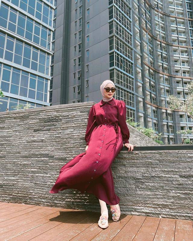 Kalem dan Elegan, Ini 5 Inspirasi Warna Jilbab untuk Outfit Merah ...