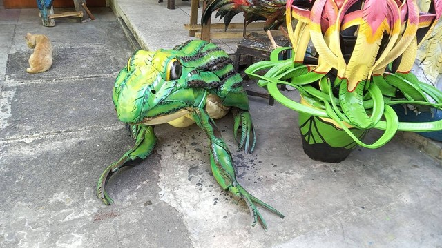 Seniman Malang Ini Ubah Ban Bekas Jadi Replika Hewan Raksasa | kumparan.com