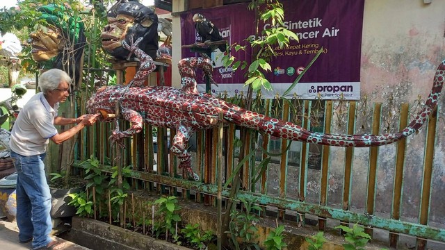 Seniman Malang Ini Ubah Ban Bekas Jadi Replika Hewan Raksasa | kumparan.com