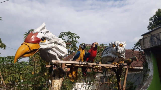 Seniman Malang Ini Ubah Ban Bekas Jadi Replika Hewan Raksasa | kumparan.com
